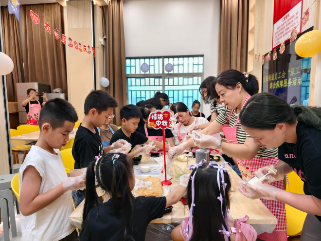 盐田街道总工会开展“我们的节日•中秋”月饼制作主题手工活动-深圳政府在线_深圳市人民政府门户网站